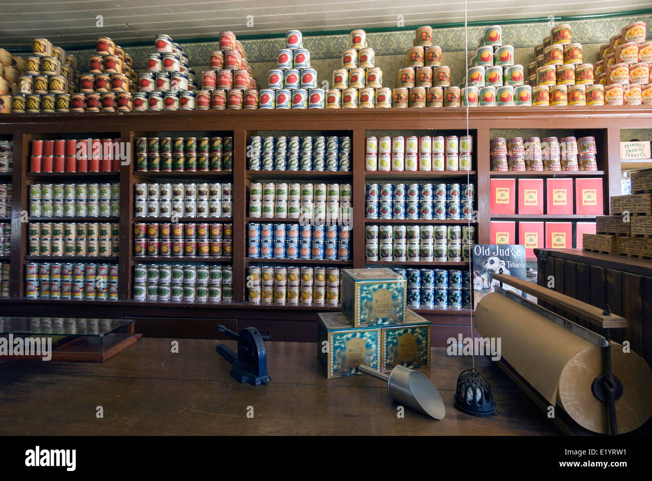 General store canada hi-res stock photography and images - Alamy