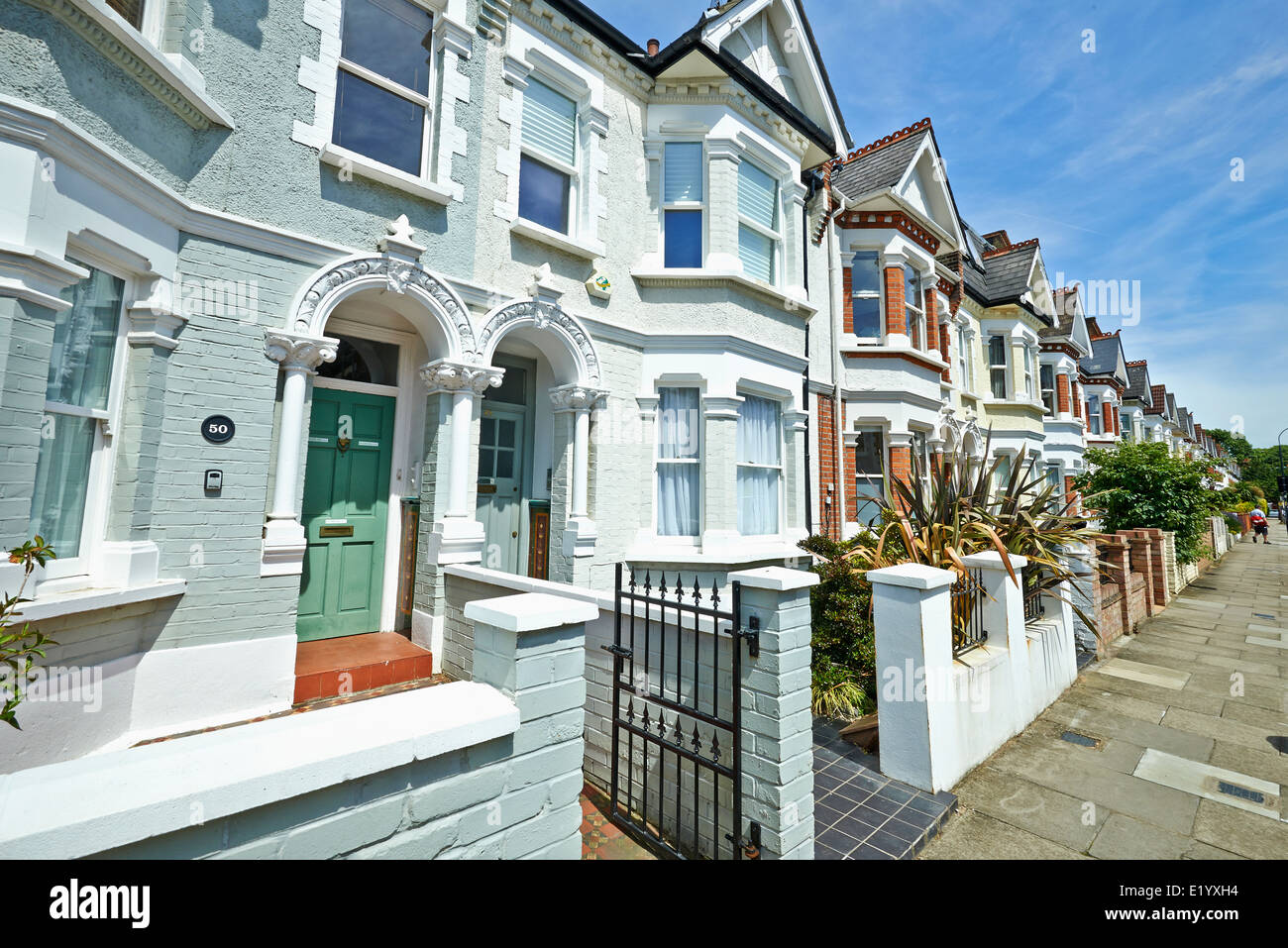 London street of early 20th century Edwardian terraced houses in a ...