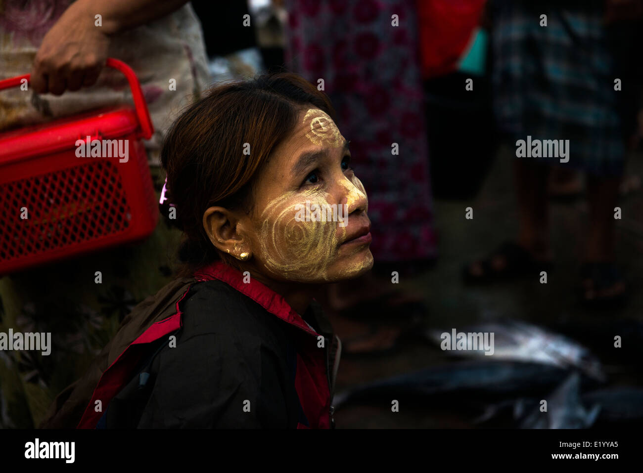 A Rakhine girl wearing Thanaka makeup on her face Stock Photo - Alamy