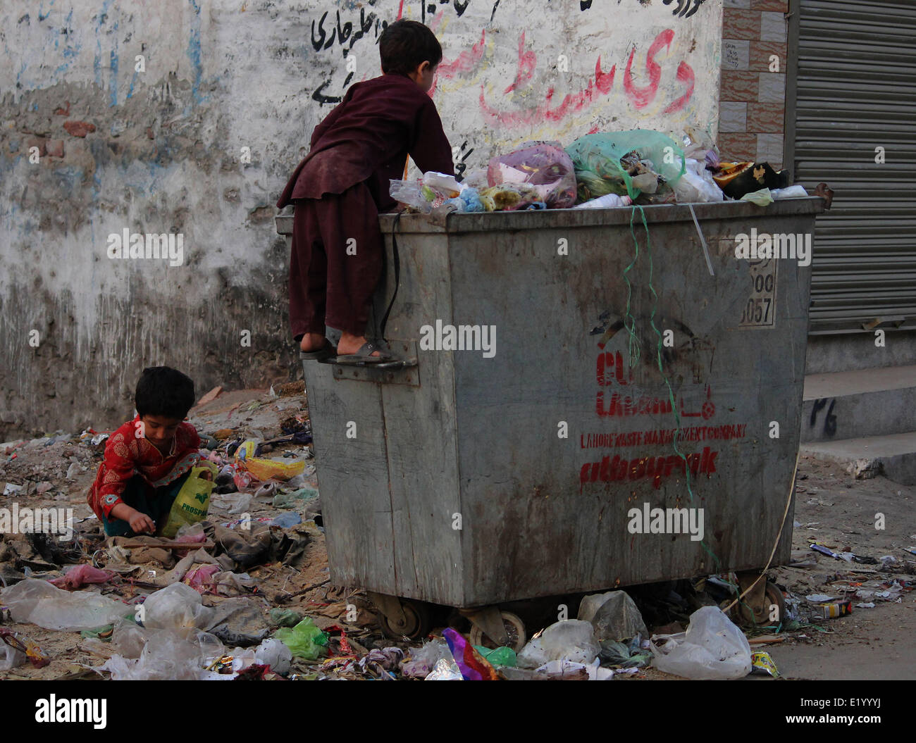 Lahore, Pakistan. 11th June, 2014. Pakistani child busy in their works ...