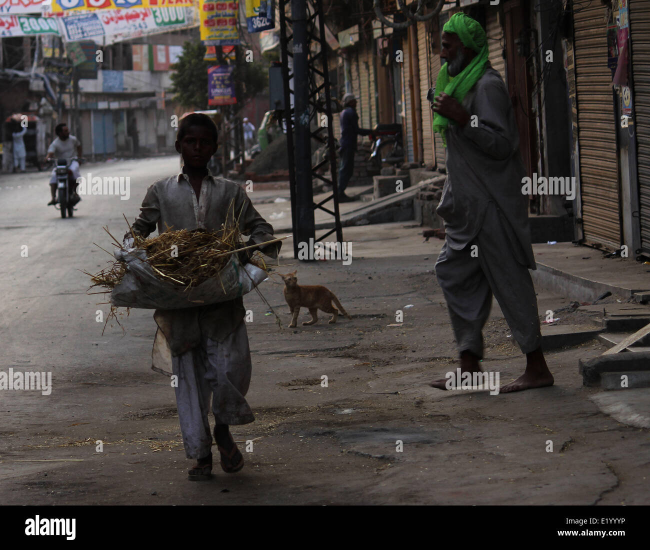 Lahore, Pakistan. 11th June, 2014. Pakistani child busy in their works ...