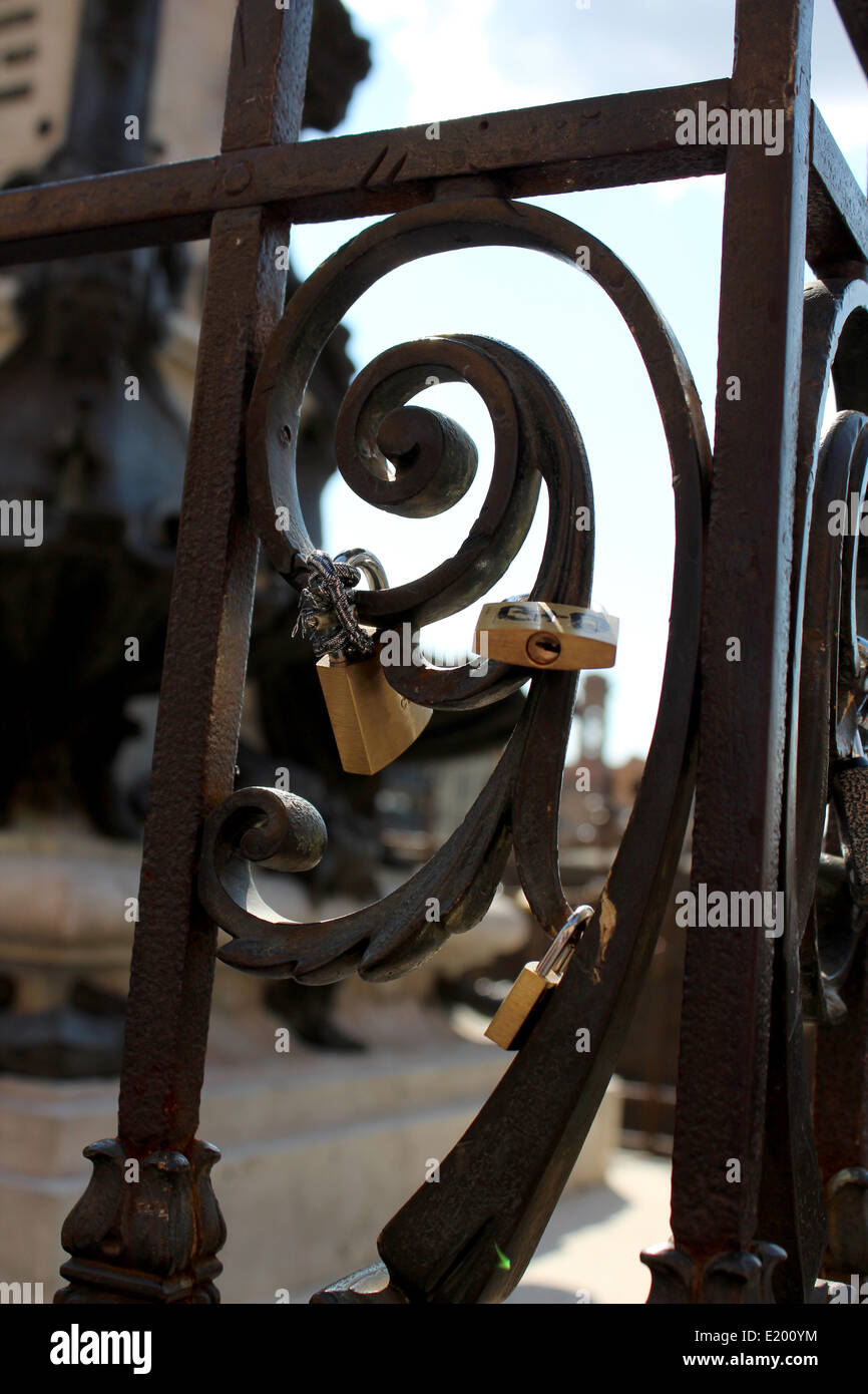 Love locks on the railing of the Ponte Vecchio bridge in Florence ...