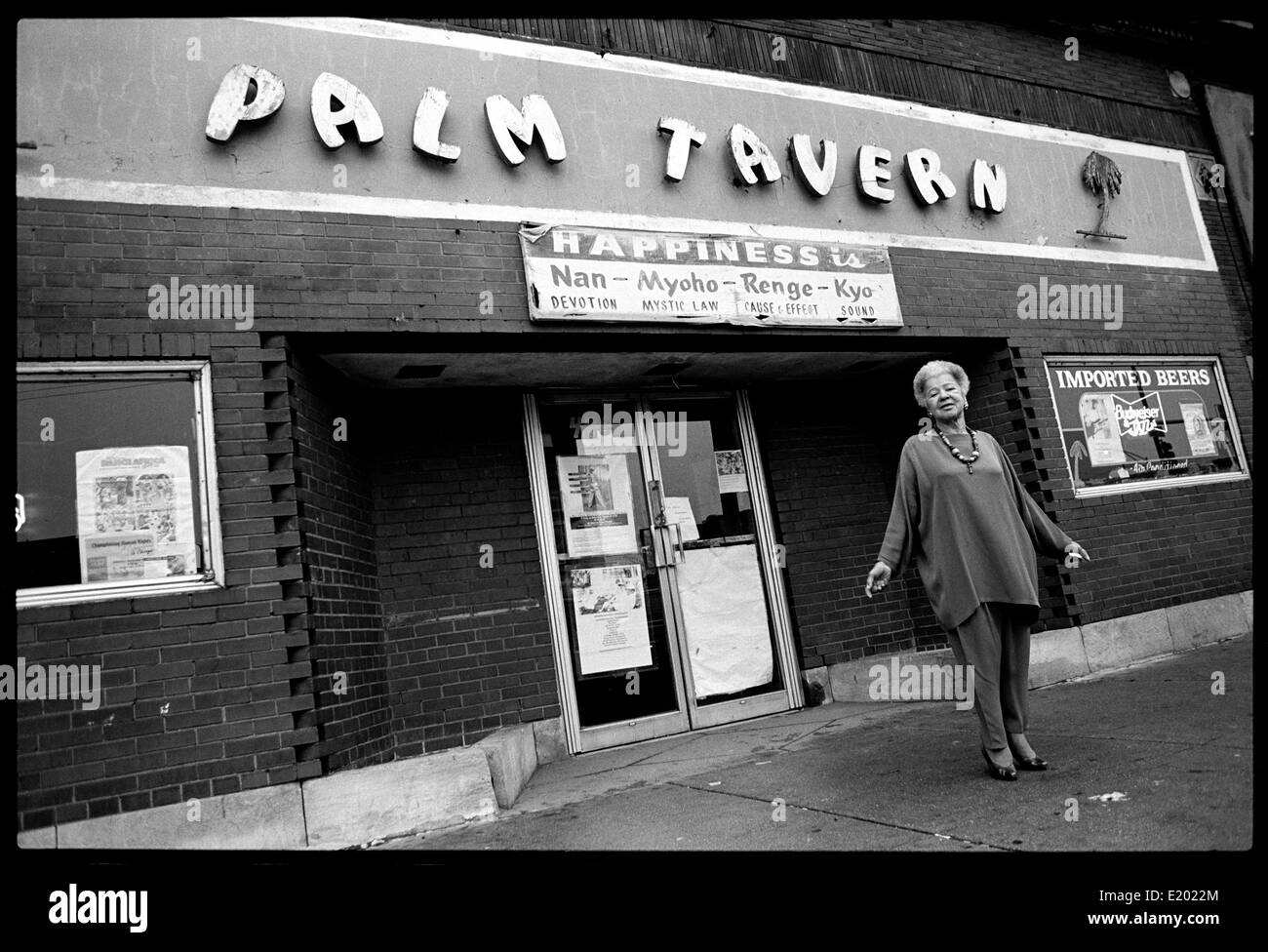 Gerri Oliver in front of her Palm Tavern on Chicago's south side Stock ...