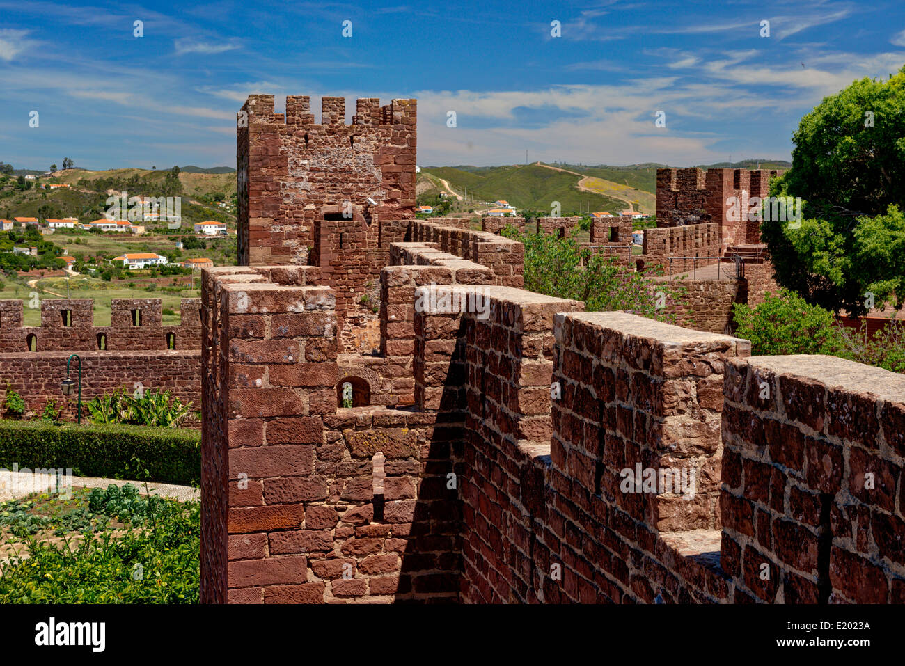 Medieval castle ramparts hi-res stock photography and images - Alamy
