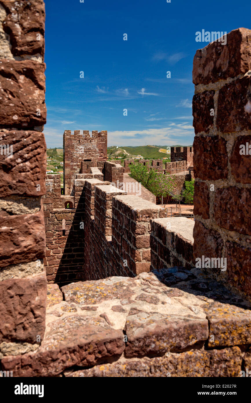 Medieval castle ramparts hi-res stock photography and images - Alamy