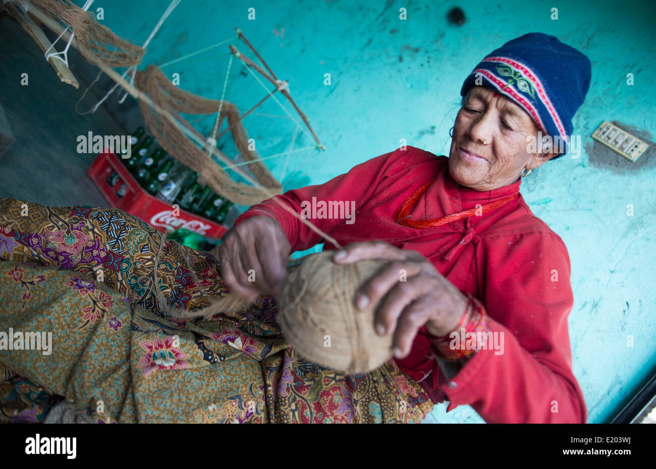 Weaving threads hi-res stock photography and images - Alamy
