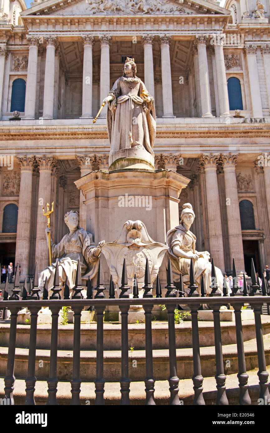 Statue of Queen Anne on the West front of St Paul's Cathedral Stock ...