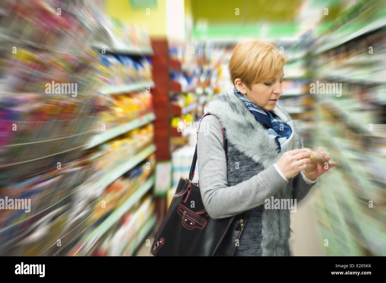 woman doing shopping in a supermarket Stock Photo - Alamy