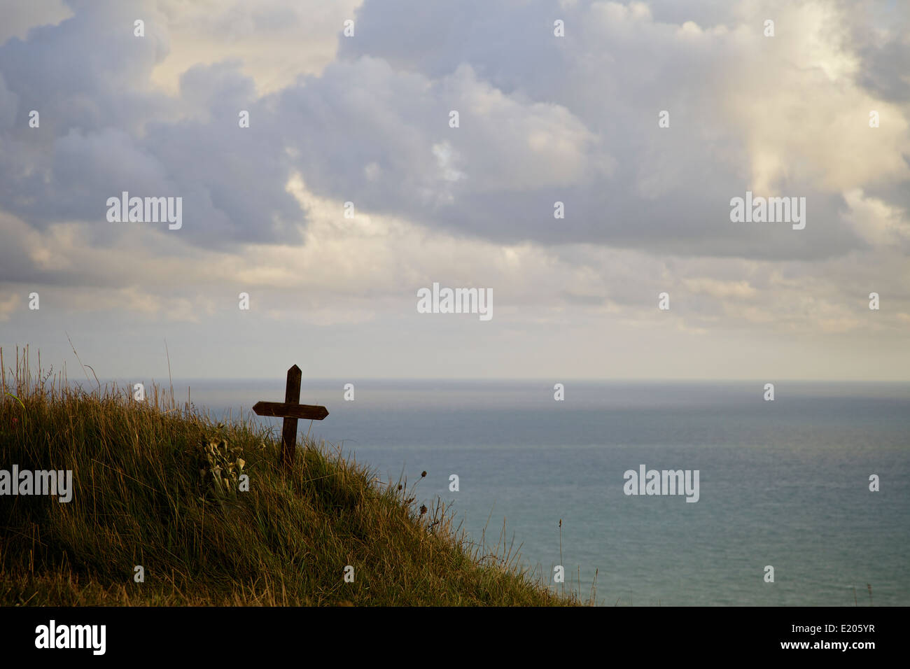Cross memorial by Beachy Head on the South Downs Stock Photo - Alamy