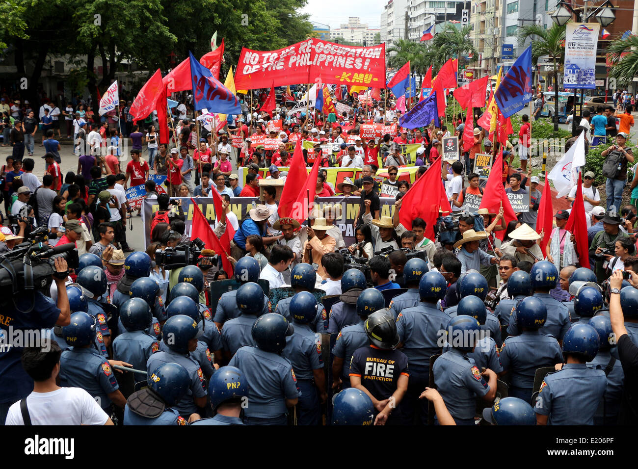 Various militant groups was blocked by the members of Philippine ...