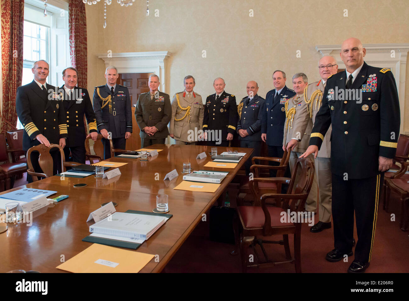 Admiral james winnefeld hi-res stock photography and images - Alamy