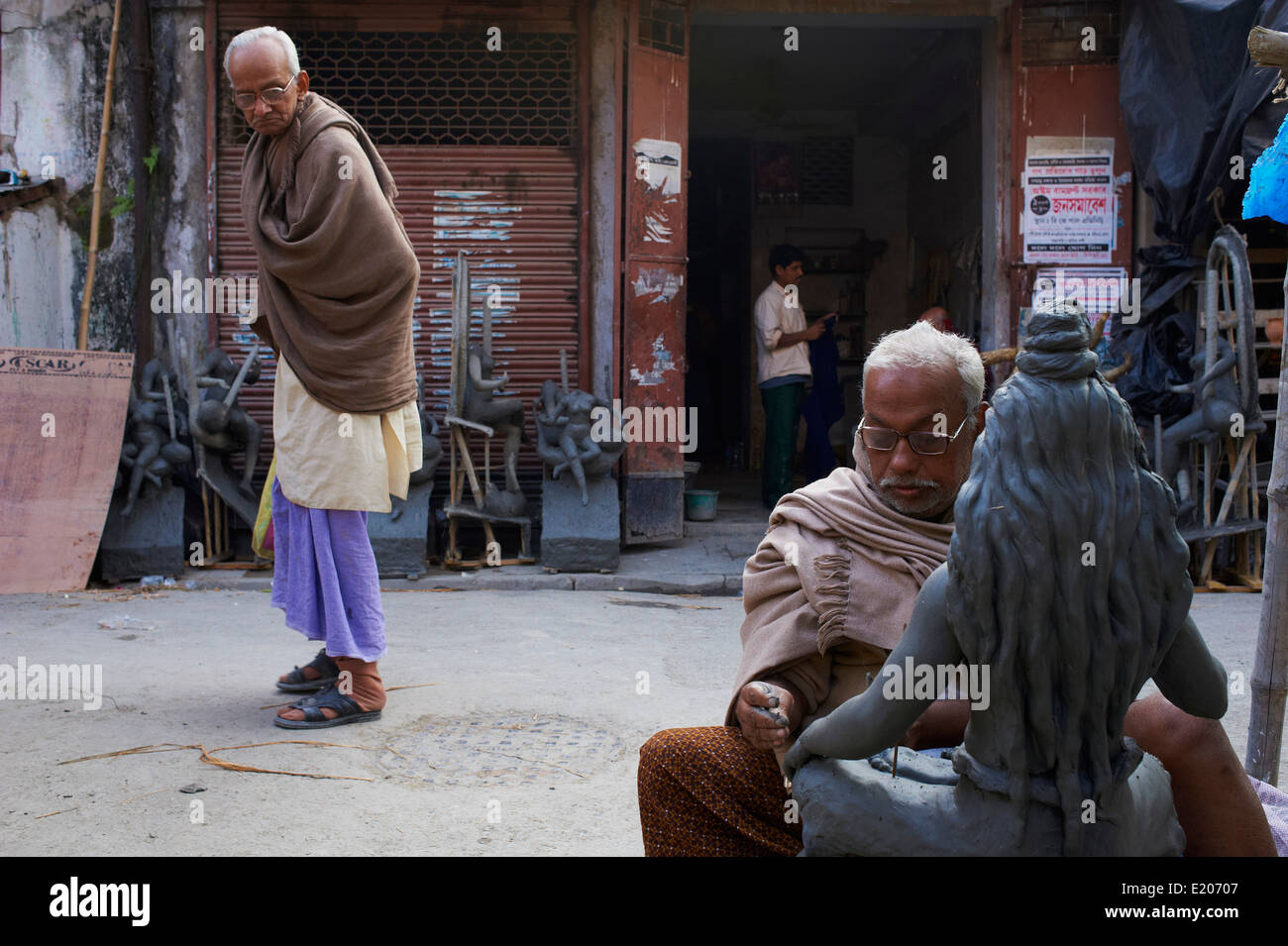 Crouching men sculpture hi-res stock photography and images - Alamy