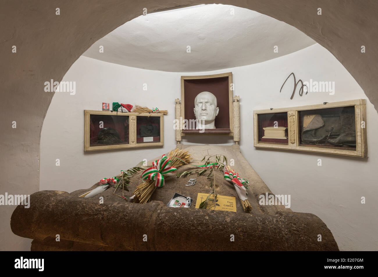 Benito mussolini crypt hi-res stock photography and images - Alamy