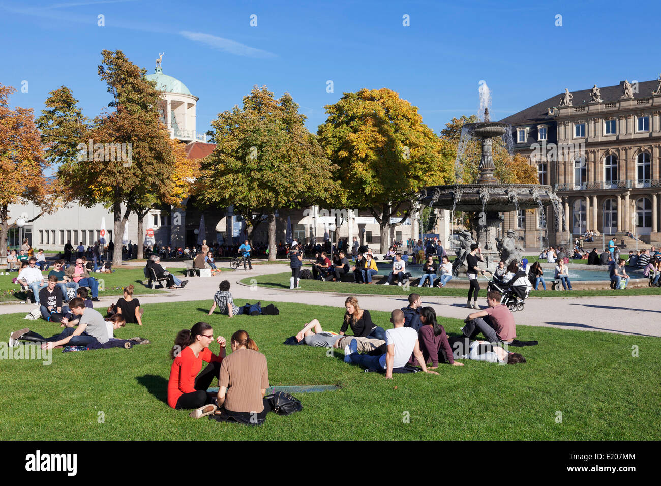 Schlossplatz square with fountain and the Kunstgebäude building ...