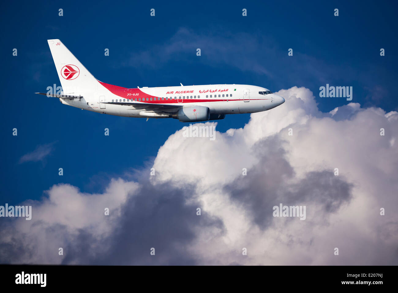 Side view 737 hi-res stock photography and images - Alamy