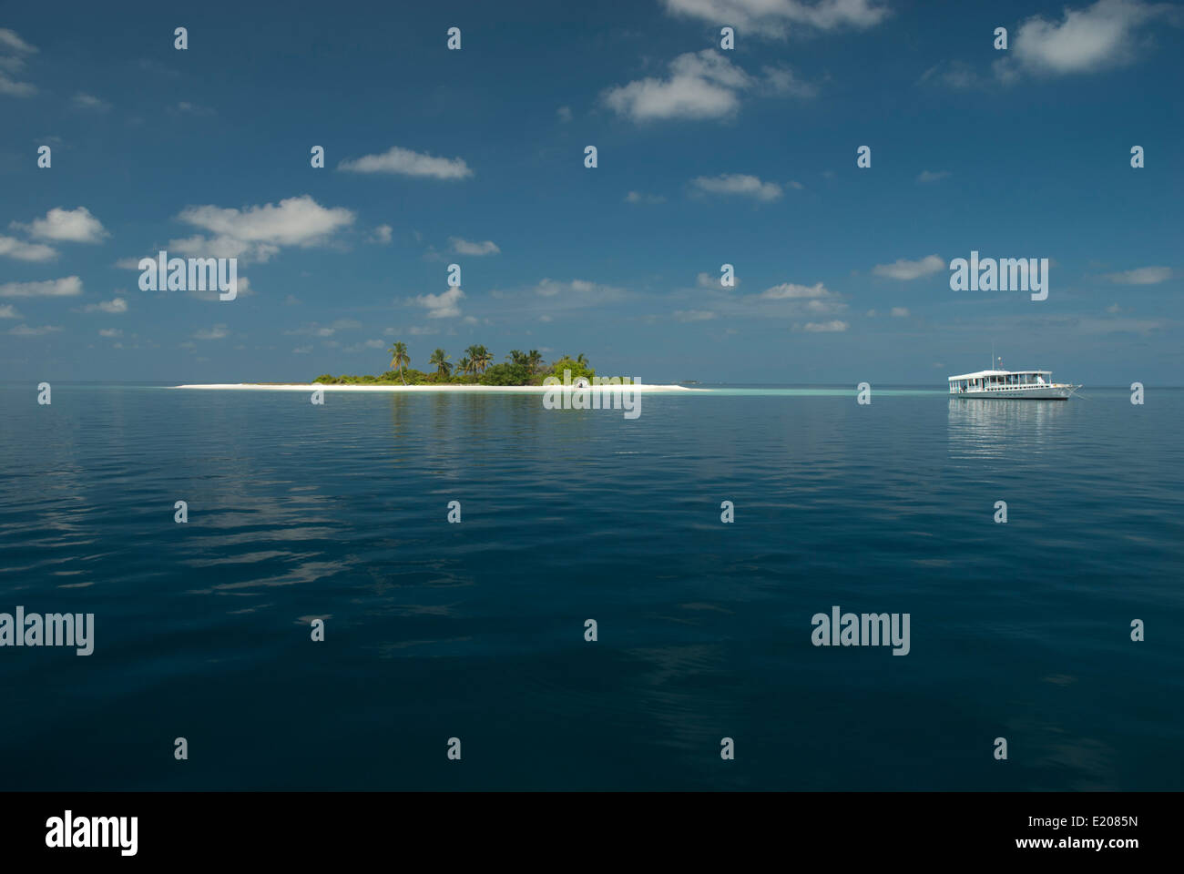 Very small tropical island in Ari Atoll, Maldives Stock Photo - Alamy