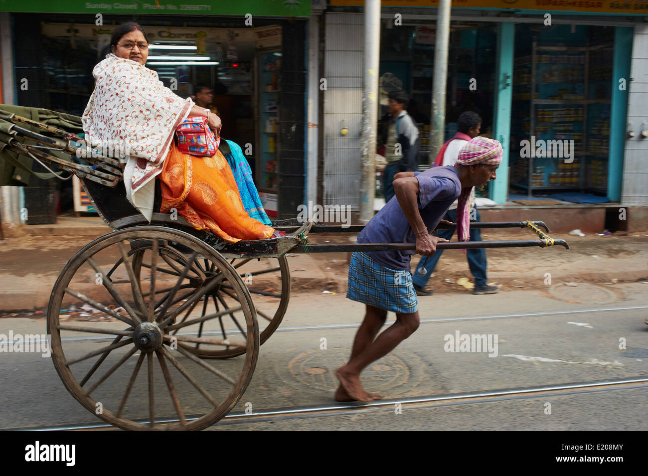 Pulling rickshaw calcutta hi-res stock photography and images - Alamy