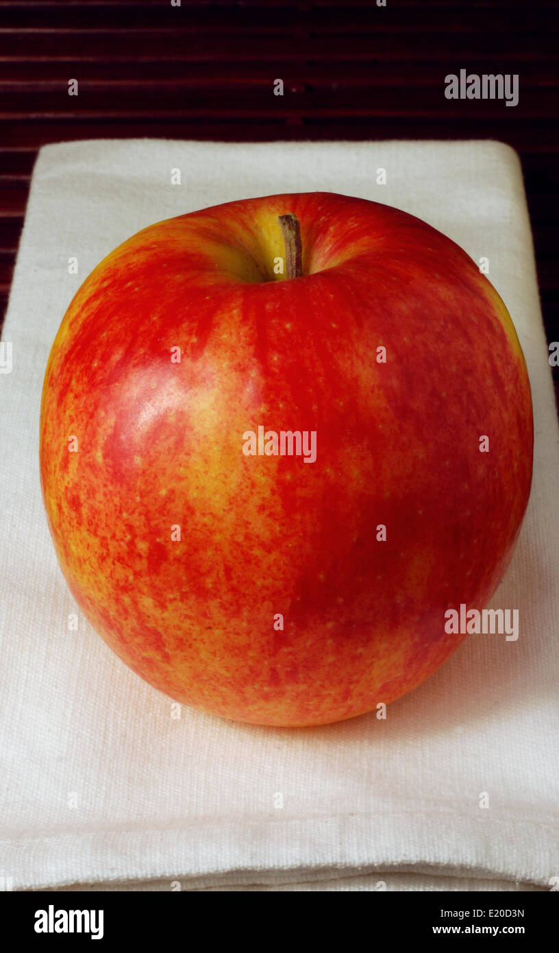 Jonagold apple hi-res stock photography and images - Alamy