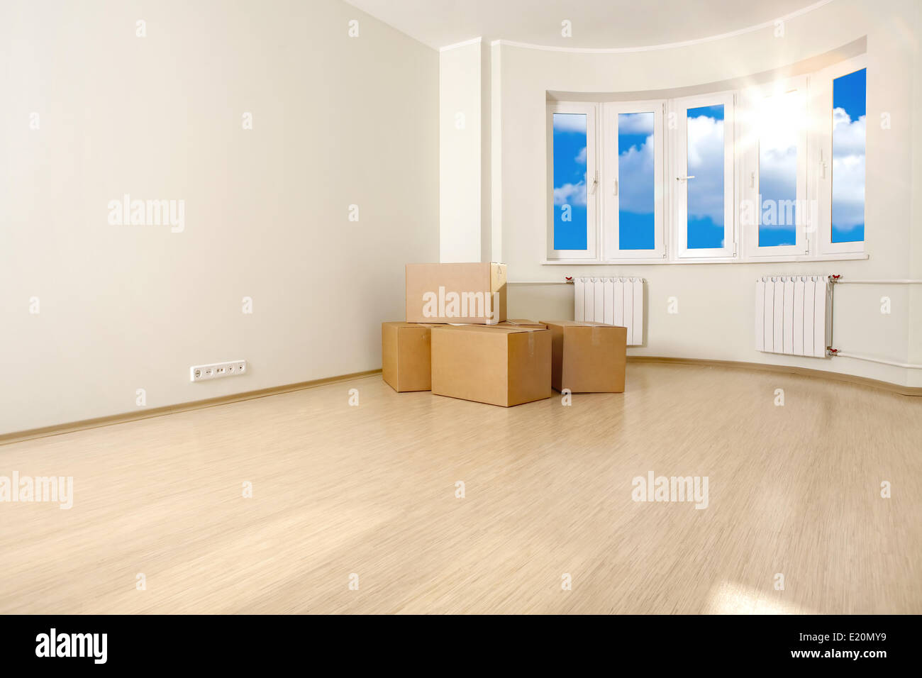 Interior of an empty room with the boxes Stock Photo - Alamy