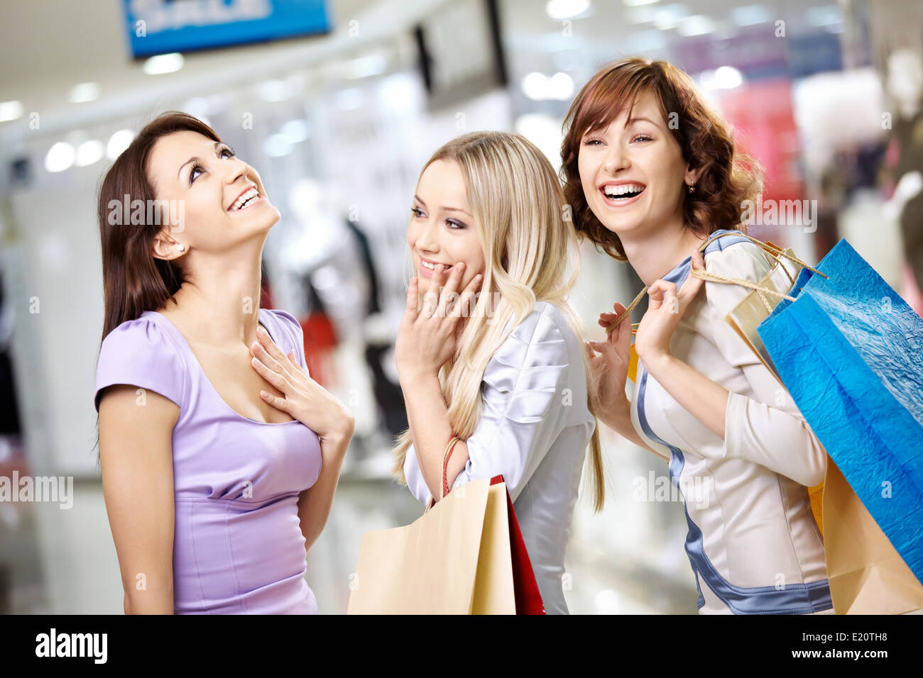 Woman showing women after shopping hi-res stock photography and images ...
