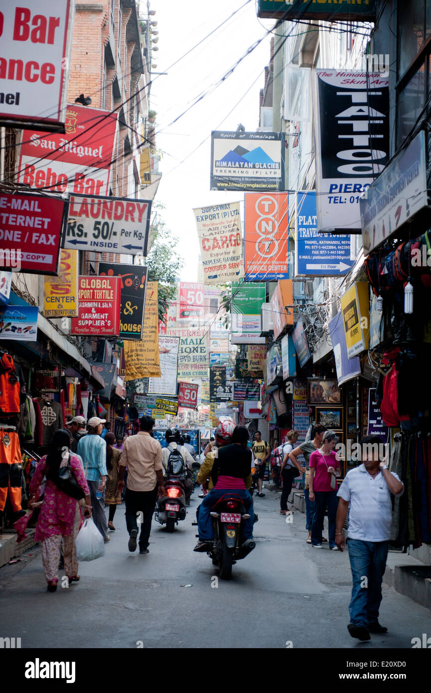 Busy street scene hi-res stock photography and images - Alamy