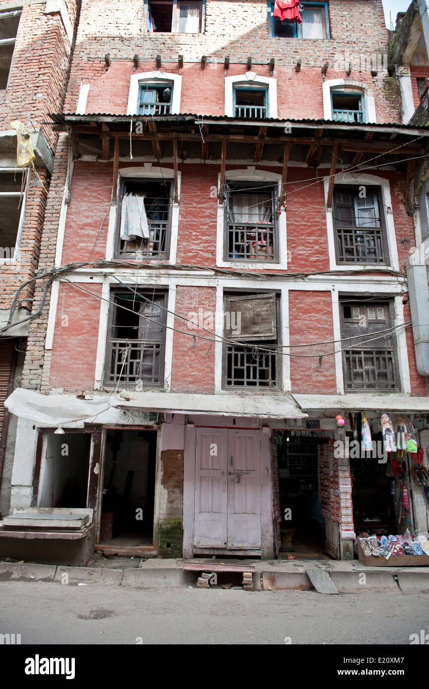 Rundown high street hi-res stock photography and images - Alamy