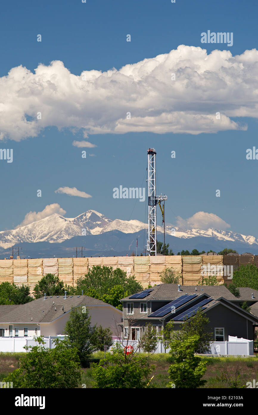 Greeley, Colorado - An oil drilling rig near homes in a residential ...
