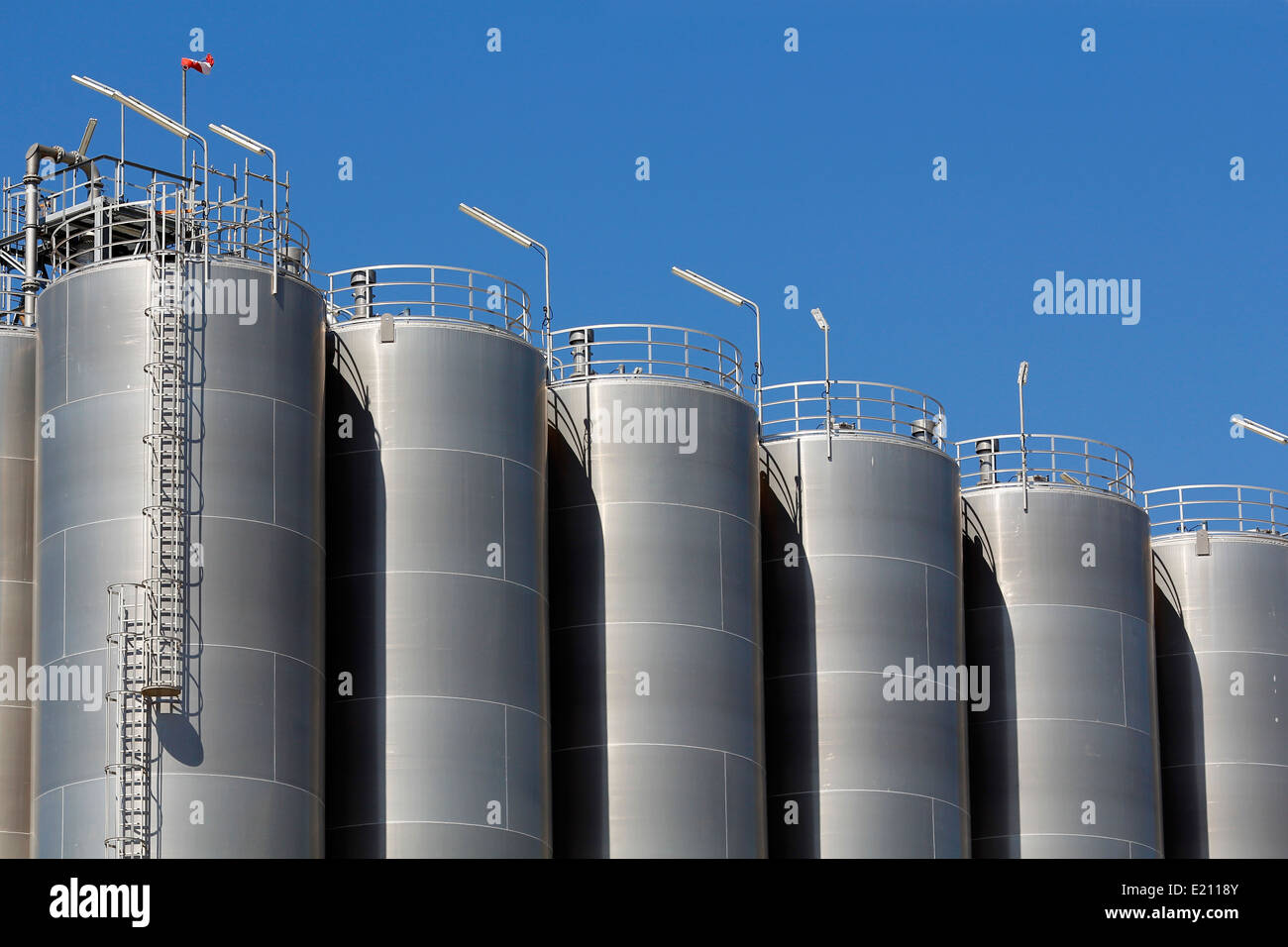 Industrial silos in the chemical Stock Photo - Alamy