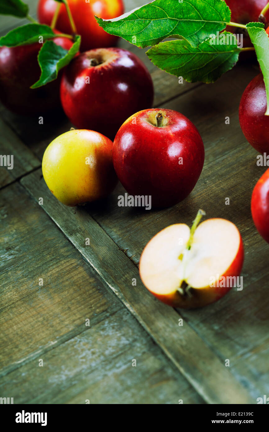 Wooden surface apples leaves hi-res stock photography and images - Alamy