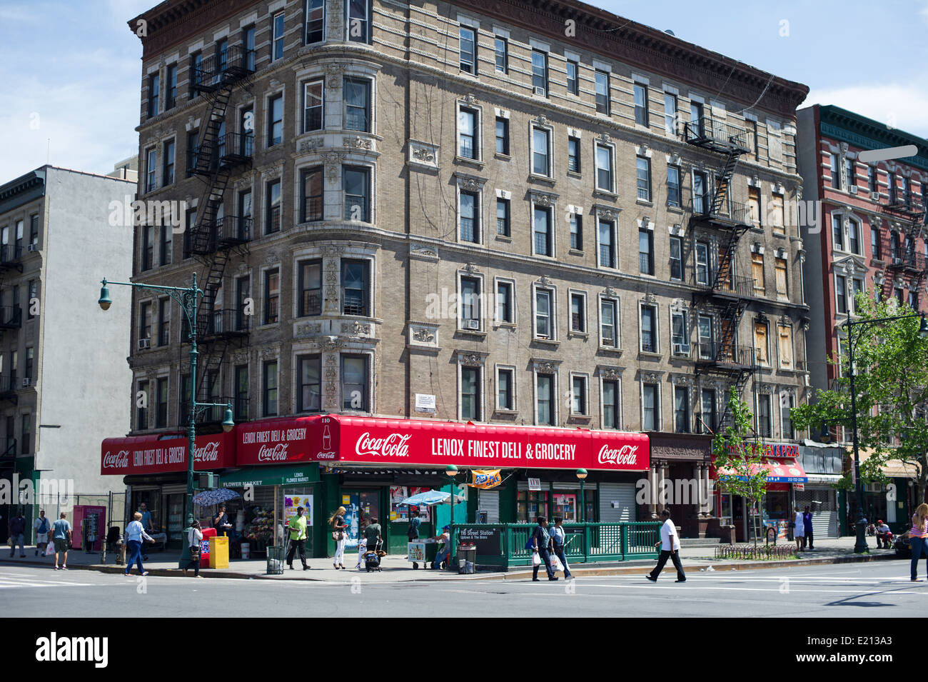 Harlem corner store hi-res stock photography and images - Alamy