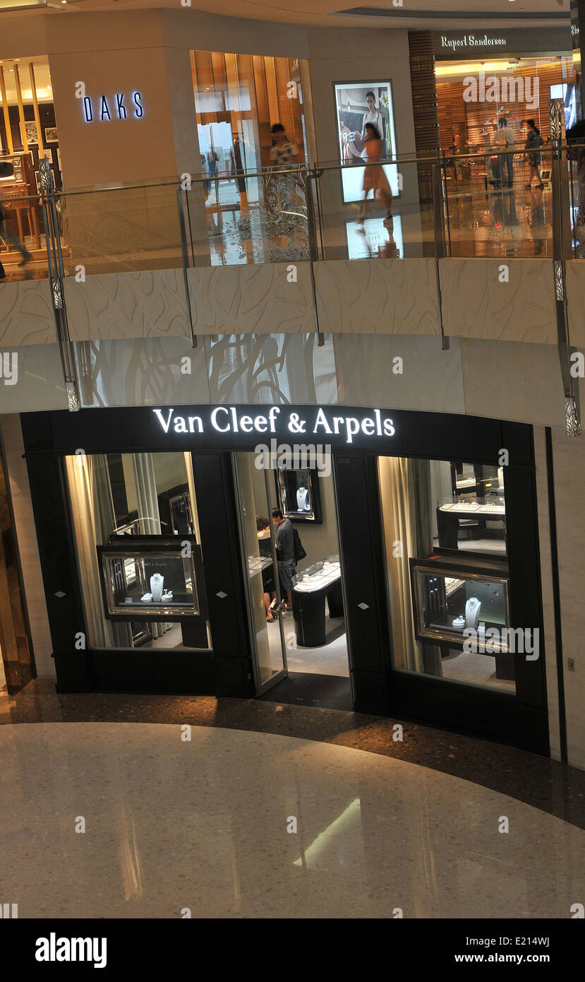 Van cleef and arpels jewelry hi-res stock photography and images - Alamy