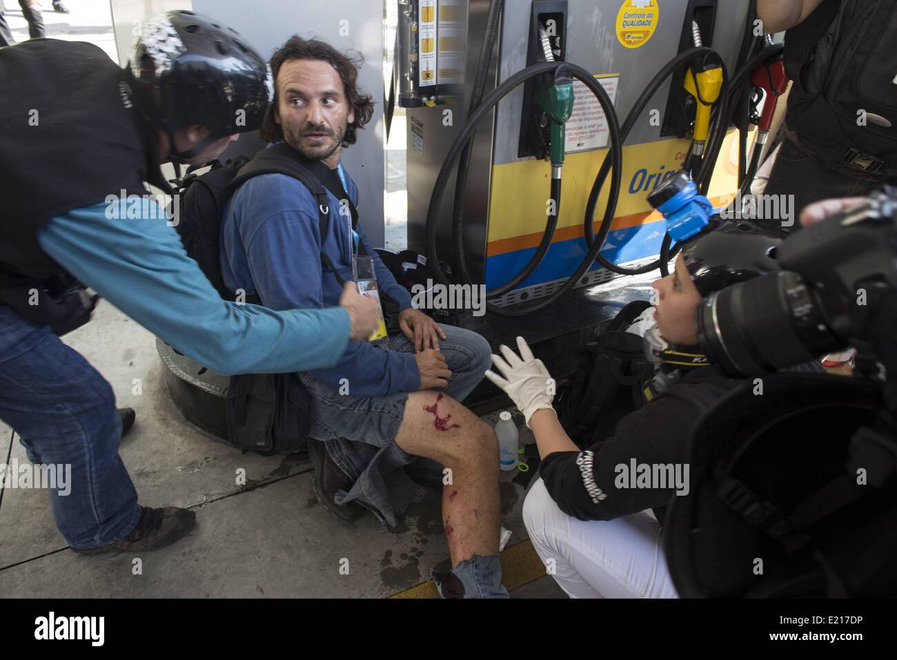 Journalist demonstrators hi-res stock photography and images - Alamy