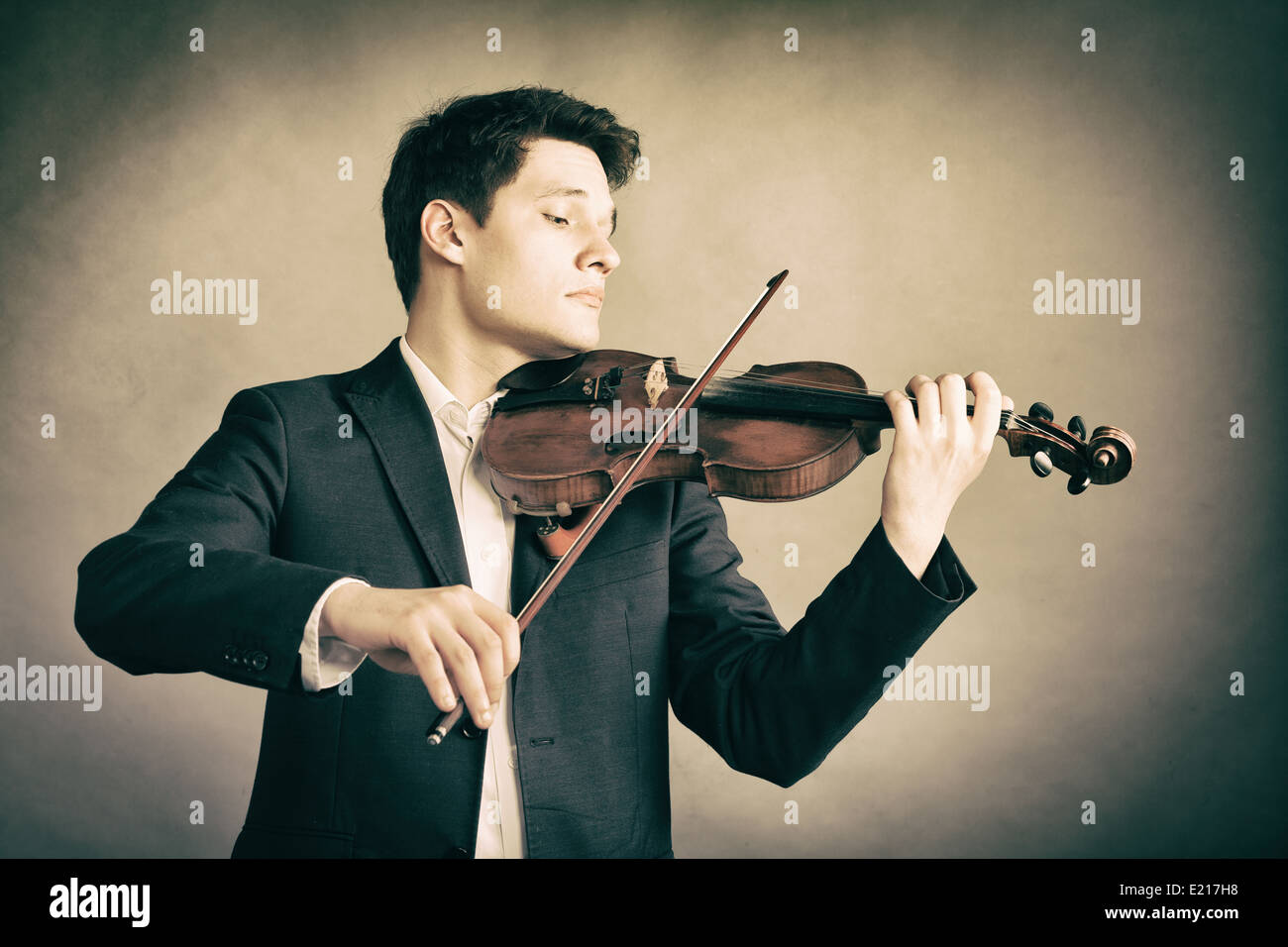 Man violinist playing violin. Classical music art Stock Photo - Alamy