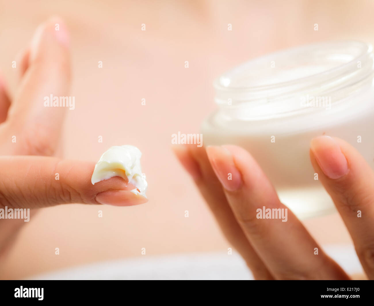 Skin care. Girl applying moisturizing cream Stock Photo - Alamy