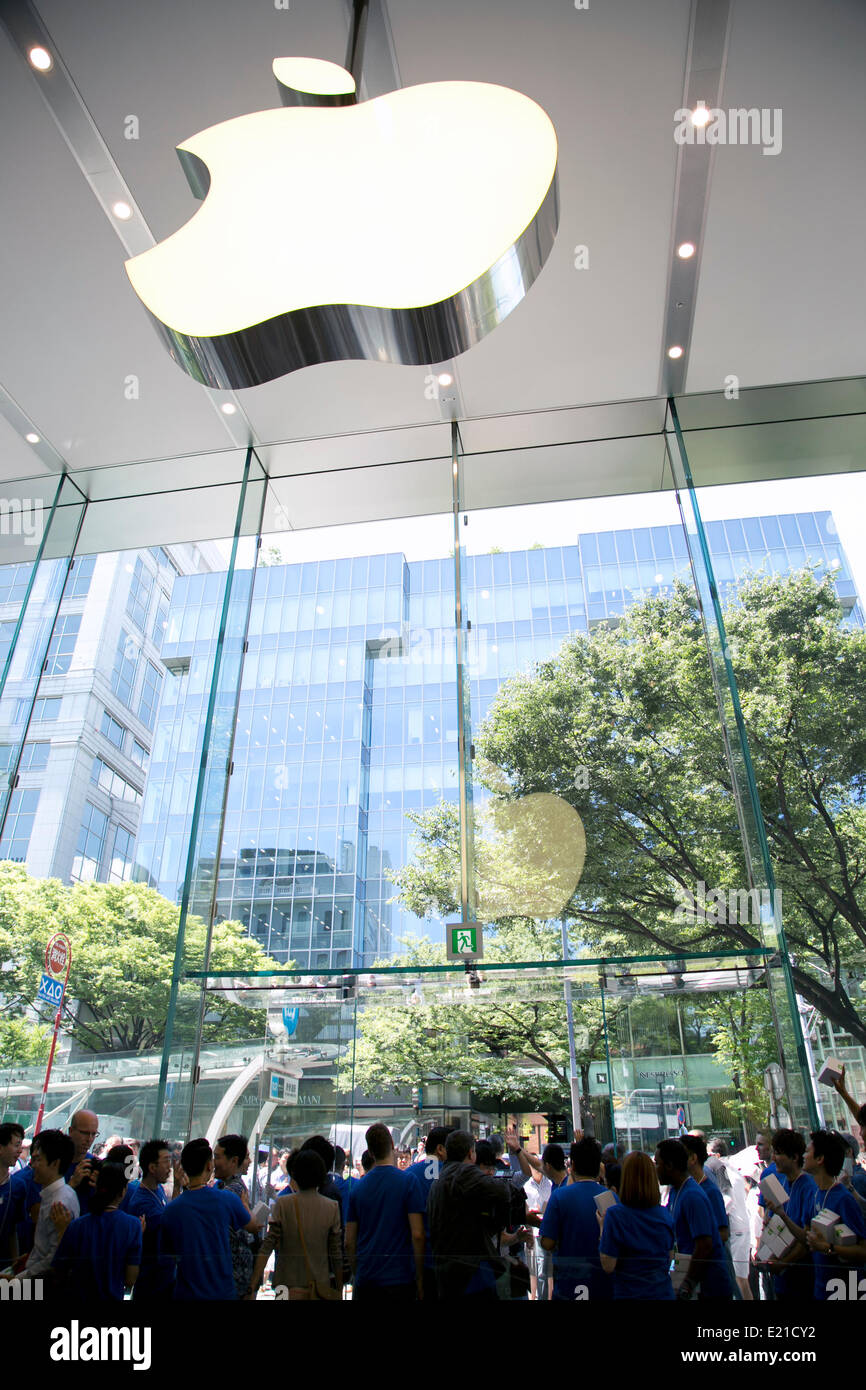 Tokyo, Japan. 13th June, 2014. The new Apple retail store in Omotesando ...