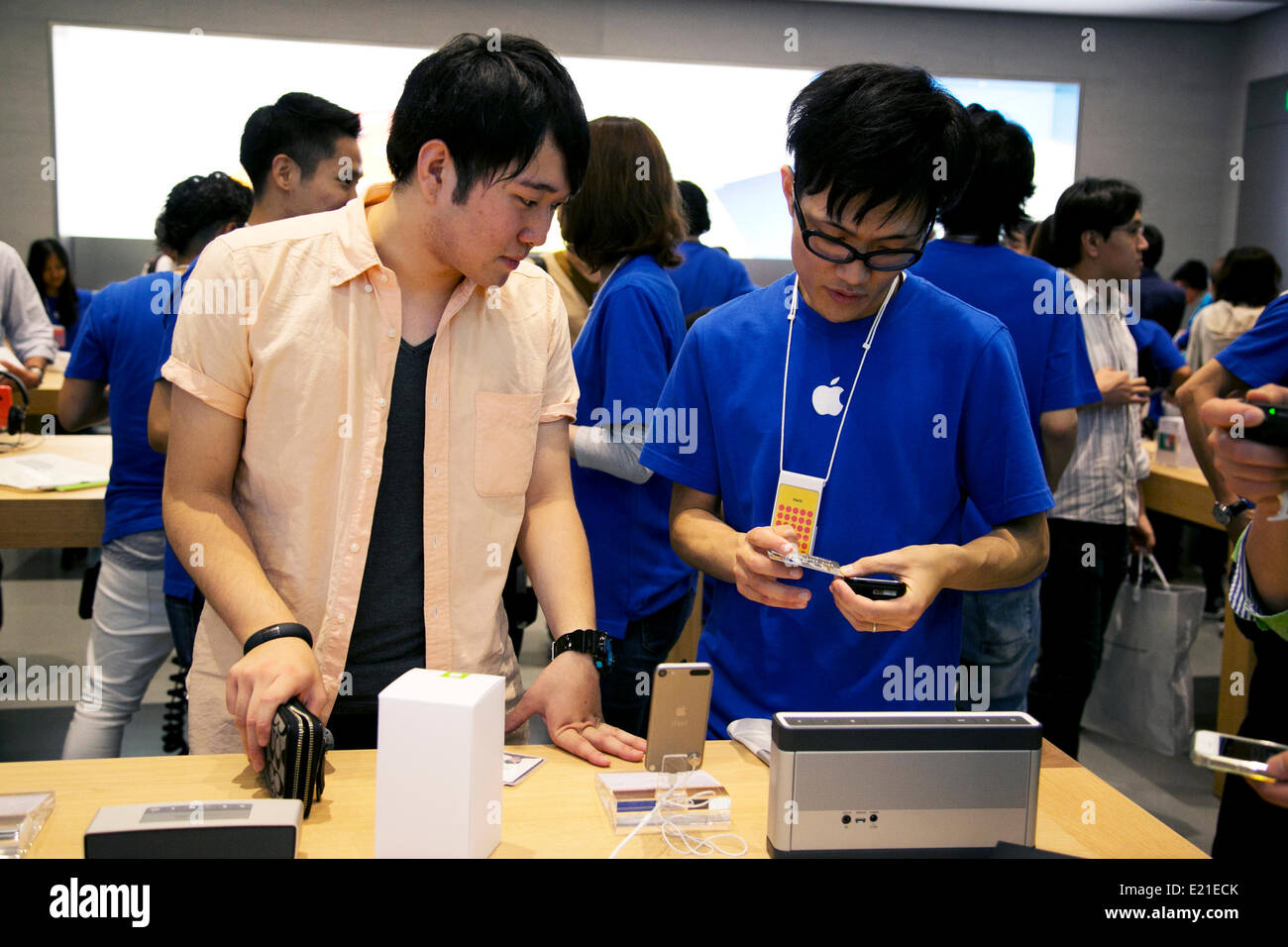 Tokyo, Japan. 13th June, 2014. The new Apple retail store in Omotesando ...