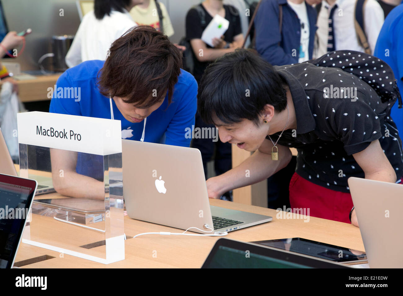 Tokyo, Japan. 13th June, 2014. The new Apple retail store in Omotesando ...