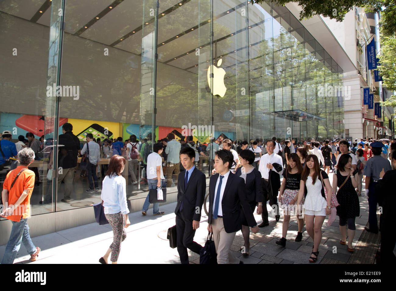 Tokyo, Japan. 13th June, 2014. The new Apple retail store in Omotesando ...
