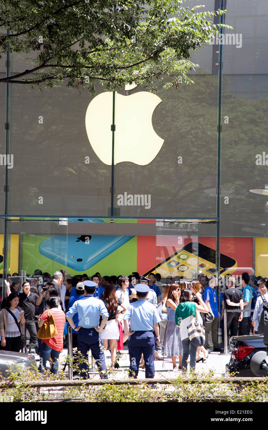 Tokyo, Japan. 13th June, 2014. The new Apple retail store in Omotesando ...