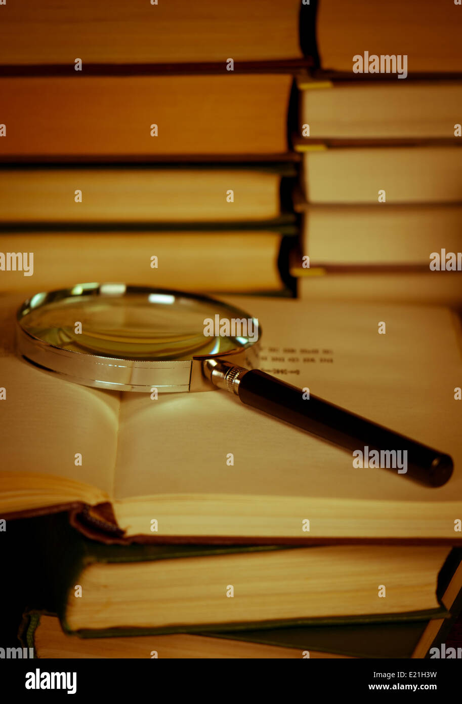 Magnifiersearch hi-res stock photography and images - Alamy