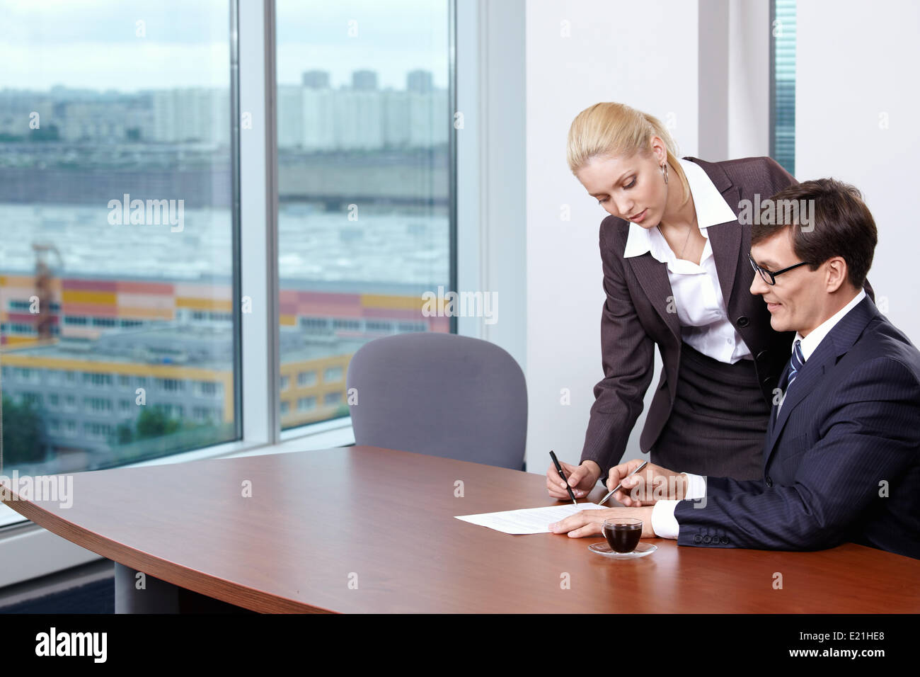 Signing contracts hi-res stock photography and images - Alamy