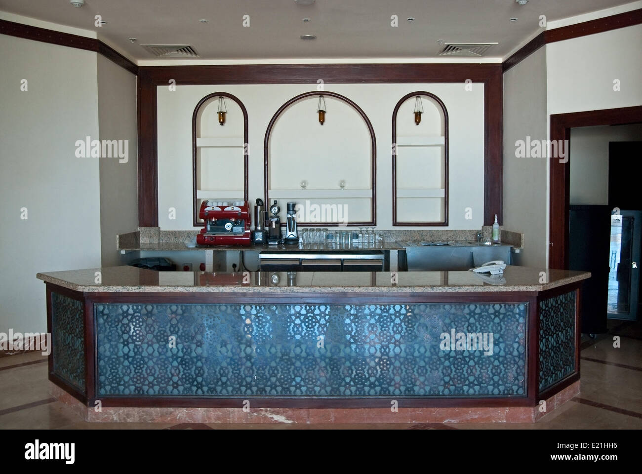 Empty bar hi-res stock photography and images - Alamy