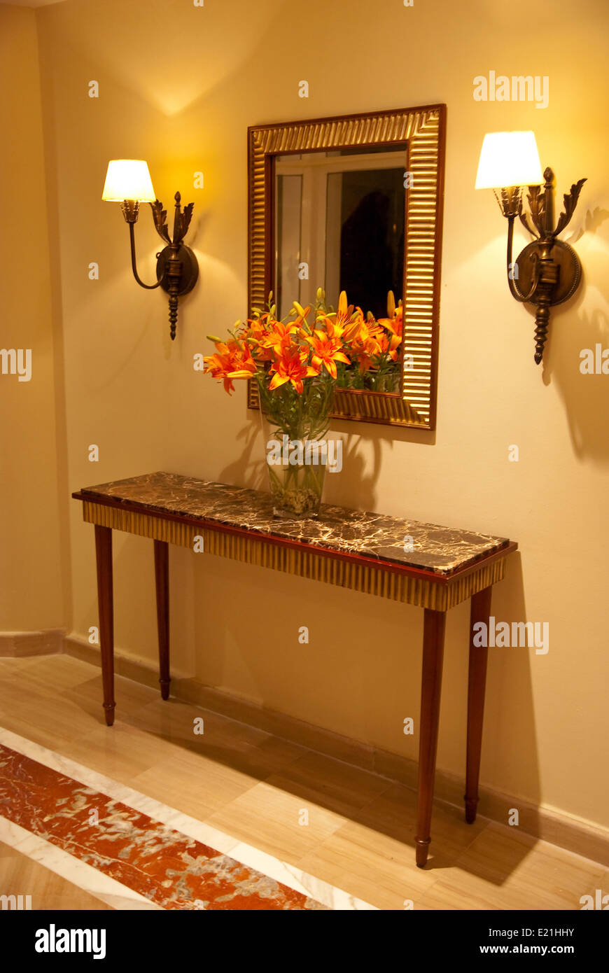 Foyer table hi-res stock photography and images - Alamy