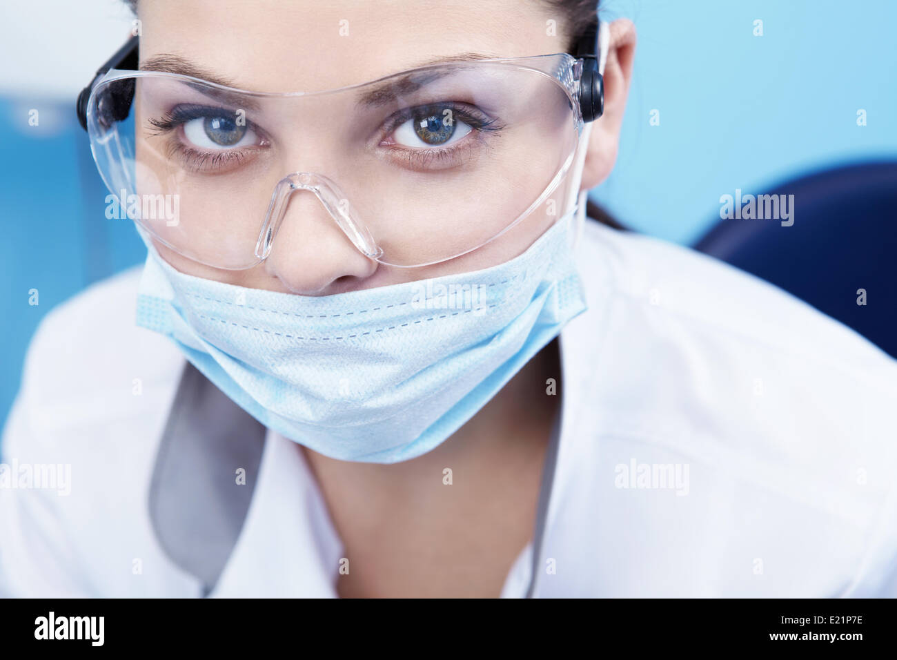 Doctor in a mask hi-res stock photography and images - Alamy