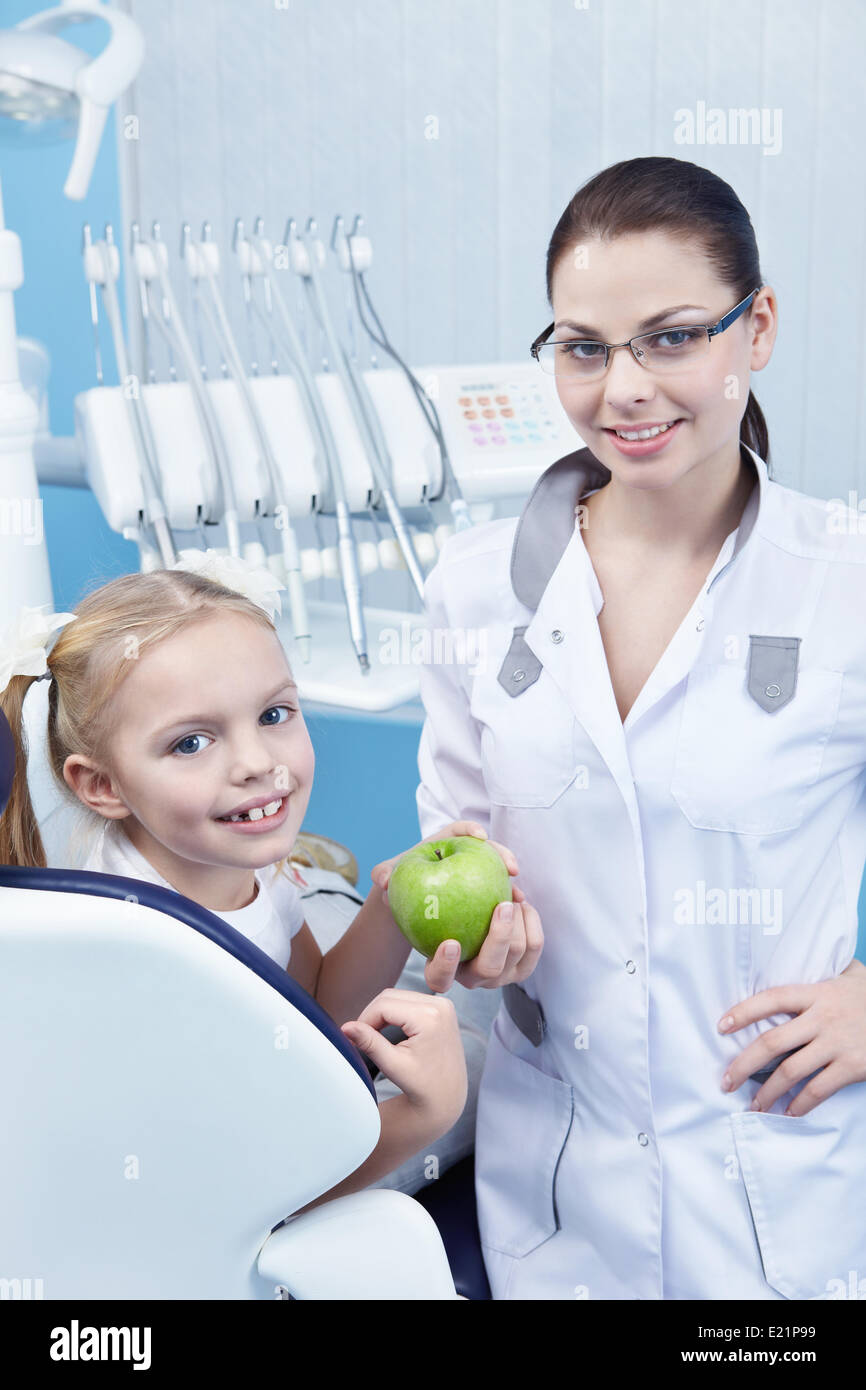 Child and dentist hi-res stock photography and images - Alamy