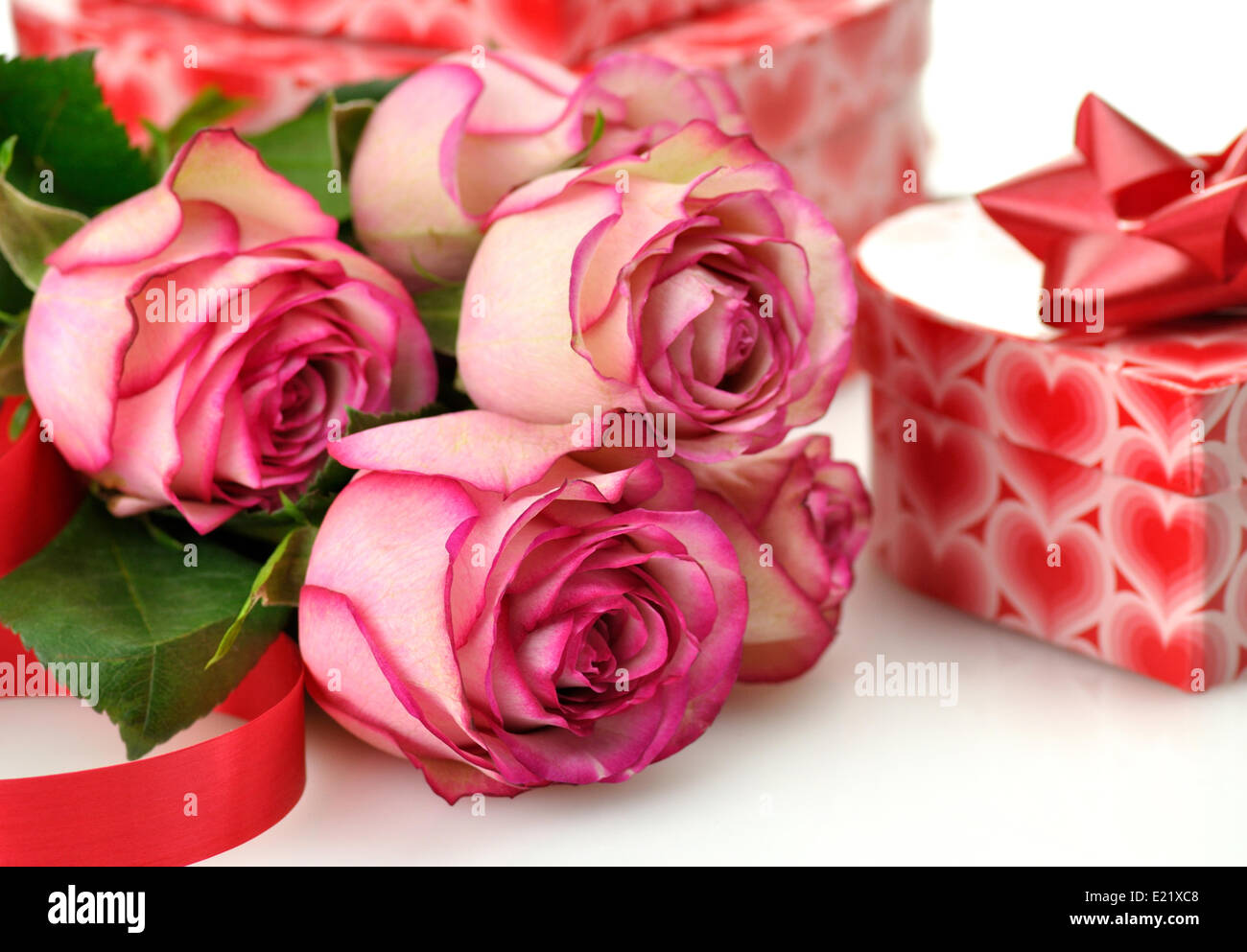pink roses and gift box Stock Photo - Alamy