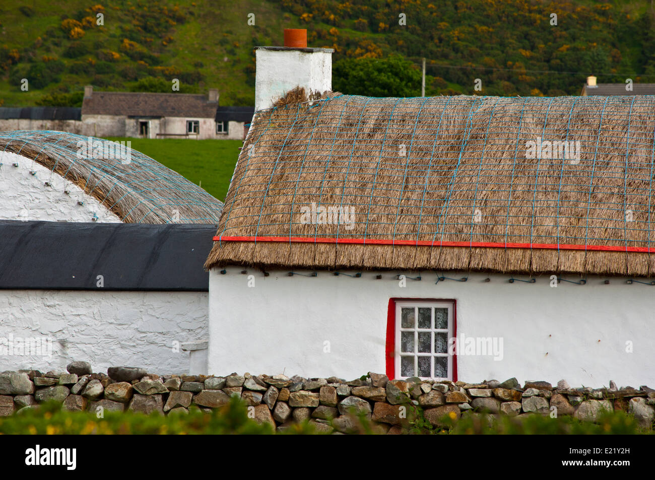 Traditional Irish Thatched Cottages Stock Photo - Alamy
