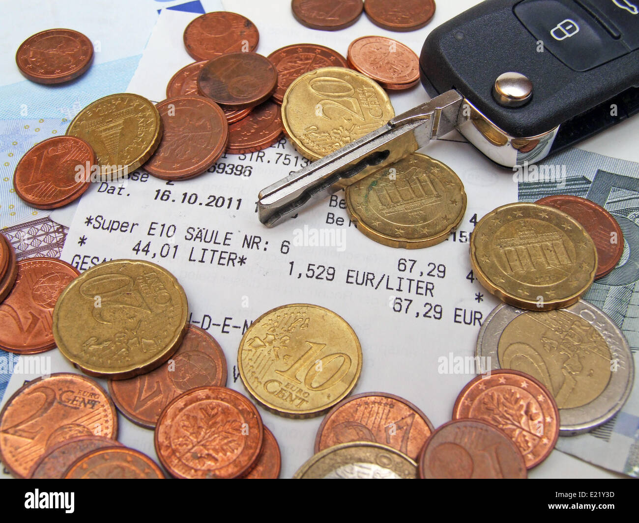receipt and money Stock Photo - Alamy