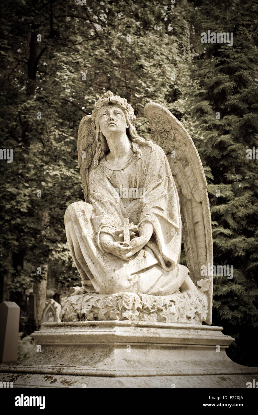 Dead angel statue hi-res stock photography and images - Alamy