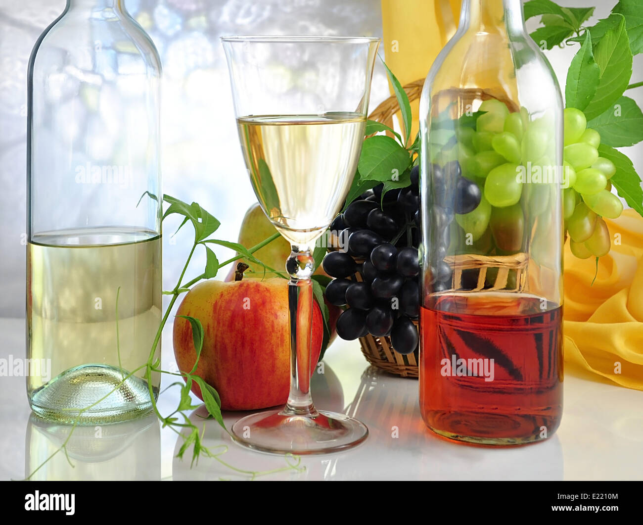 Red white wine composition hi-res stock photography and images - Alamy